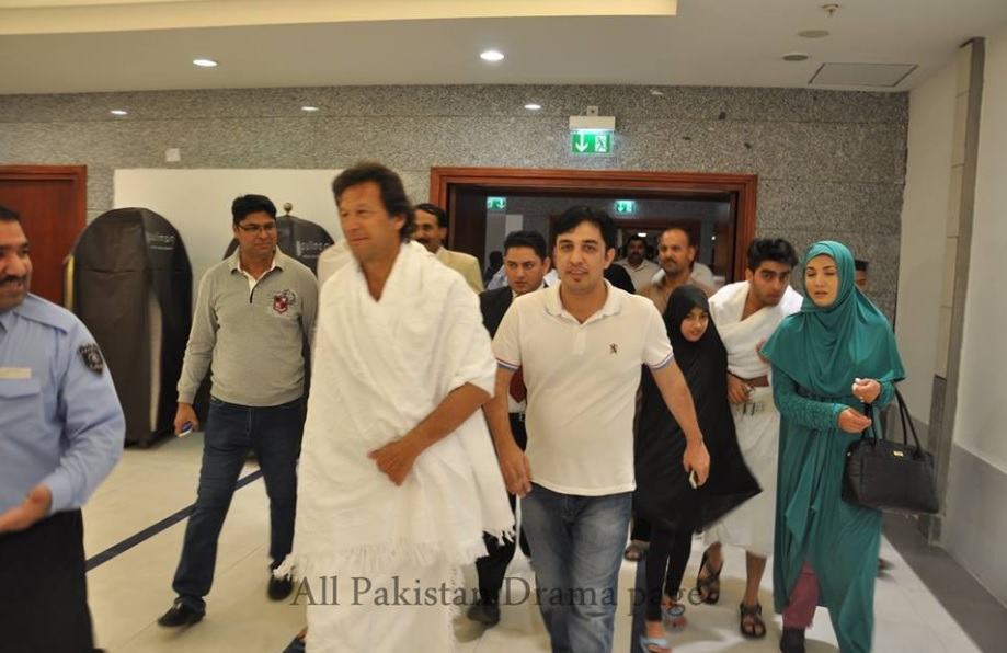 Imran Khan and Reham Khan Perform Umrah - Pictures | Reviewit.pk