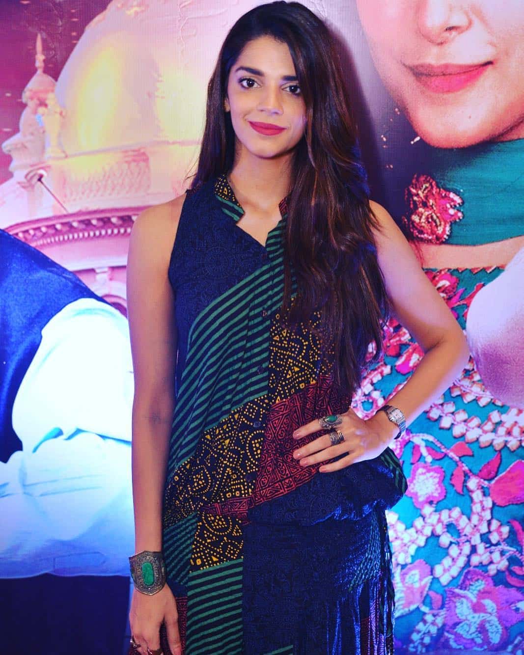 PNJ's Star Studded Premier & Praises from Mahira, Aisha! | Reviewit.pk