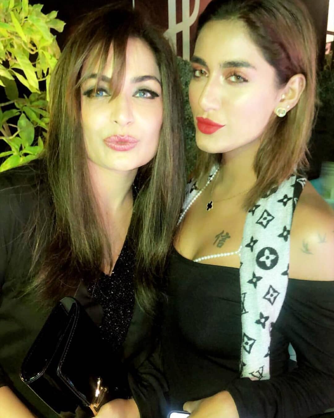 Meera Jee Spotted In Black At An Event | Reviewit.pk