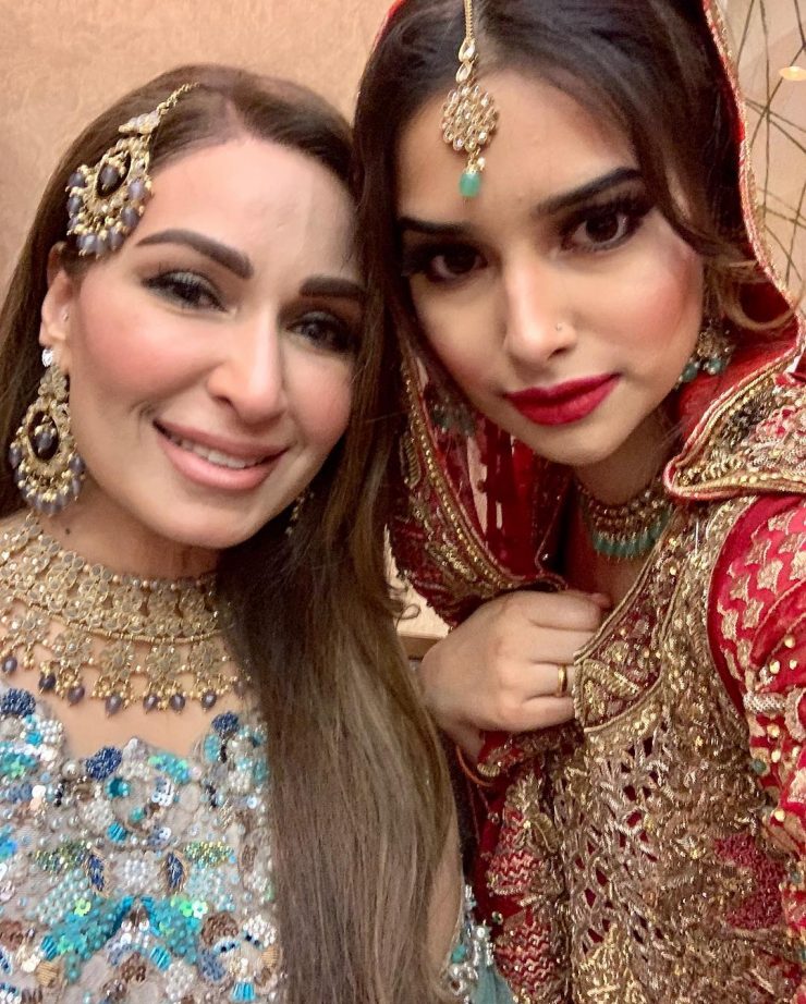 Latest Beautiful Clicks of Actress Reema Khan at an Event in USA ...
