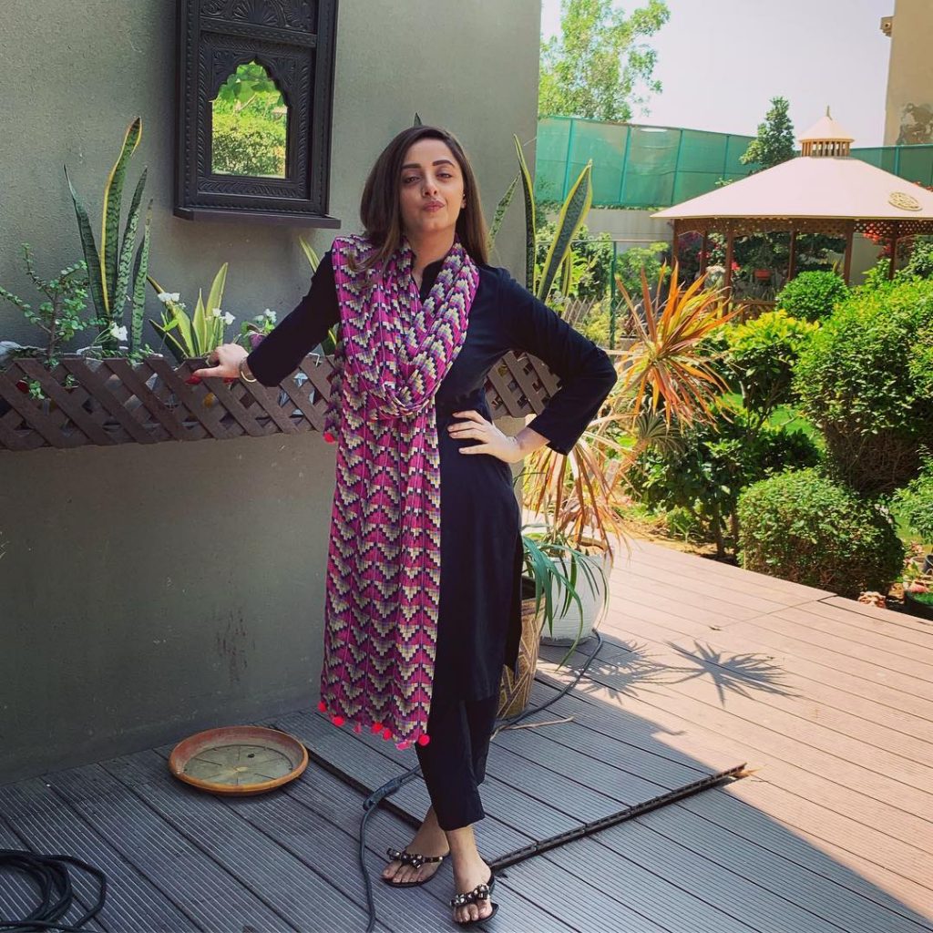Beautiful Actress Sanam Chaudhry on the Set of her Drama Meer Abru ...