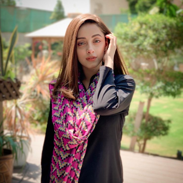 Beautiful Actress Sanam Chaudhry on the Set of her Drama Meer Abru ...