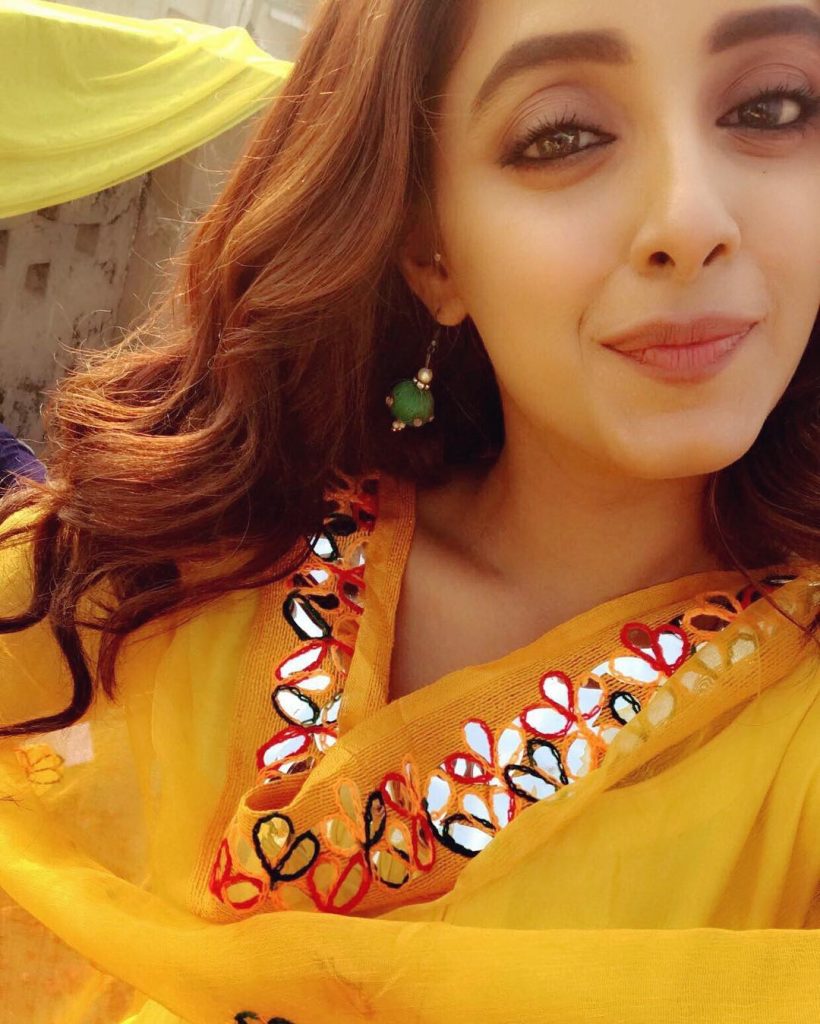 Beautiful Actress Sanam Chaudhry on the Set of her Drama Meer Abru ...