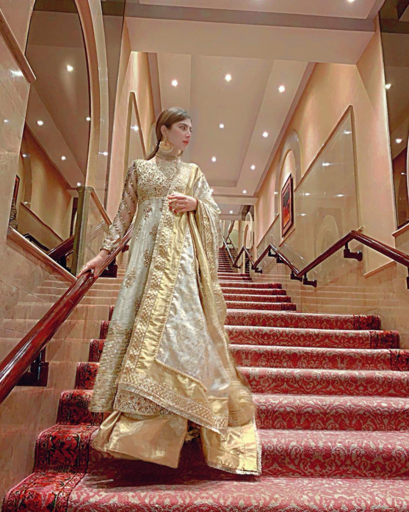 Hamza Ali Abbasi Wife Naimal Khawar - 30 Beautiful Pictures | Reviewit.pk