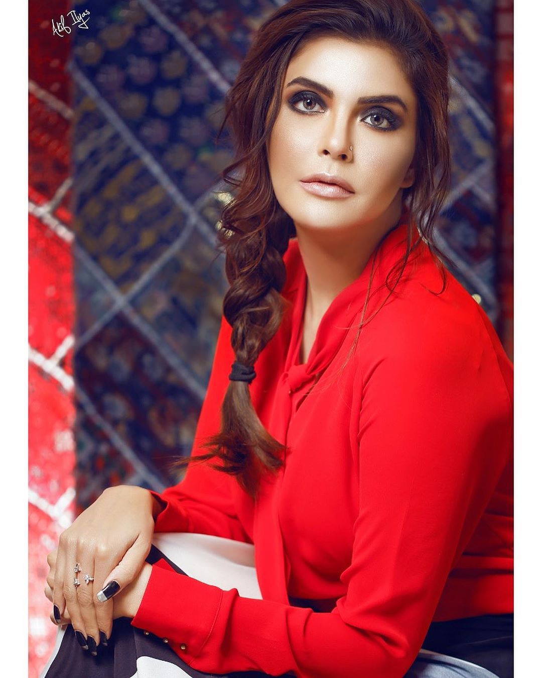 Nida Yasir glams up for her latest photo shoot | Reviewit.pk