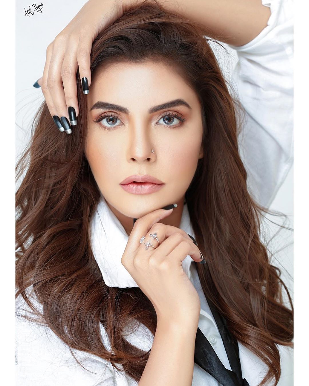 Nida Yasir glams up for her latest photo shoot | Reviewit.pk