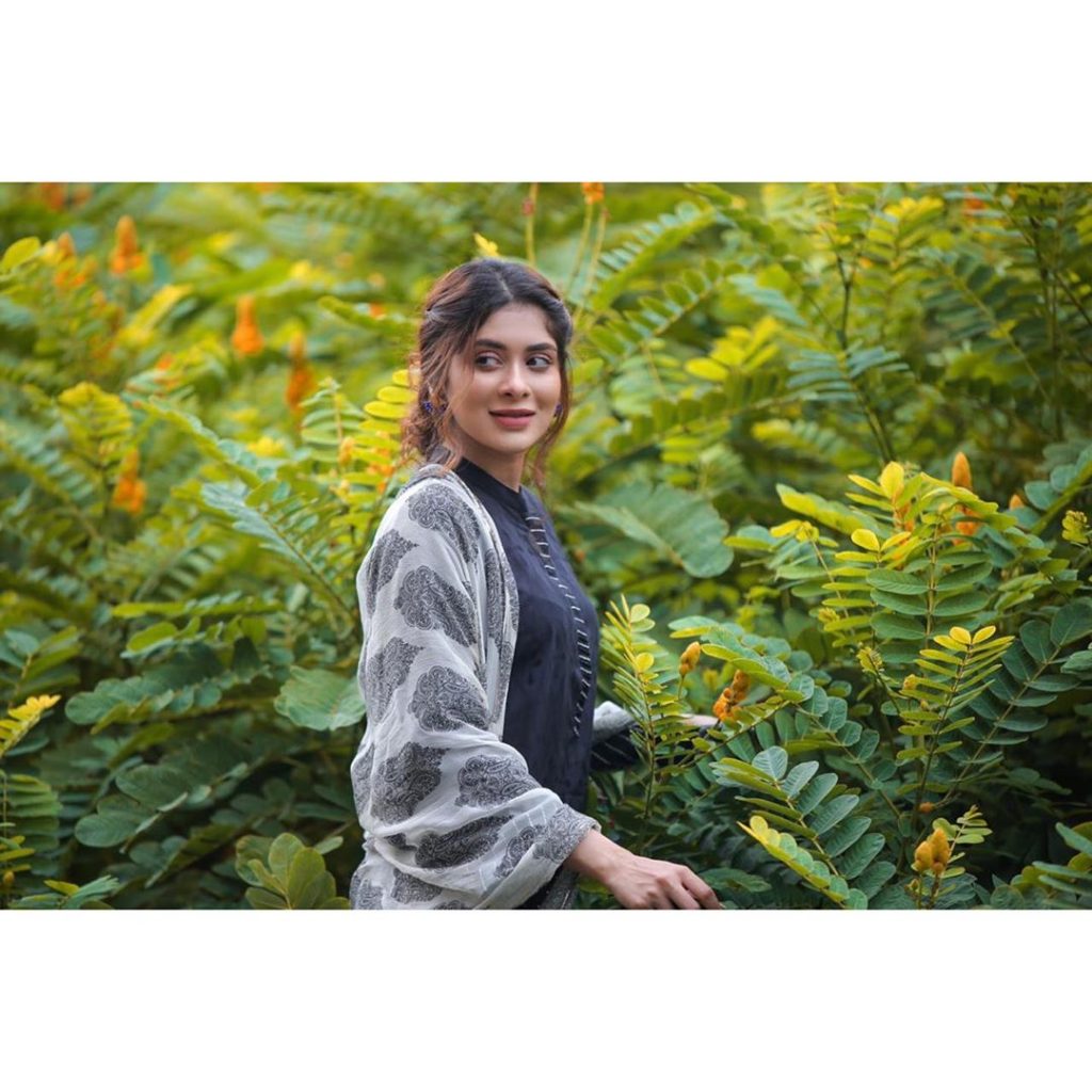 Latest Beautiful Clicks of Actress Azekah Daniel | Reviewit.pk