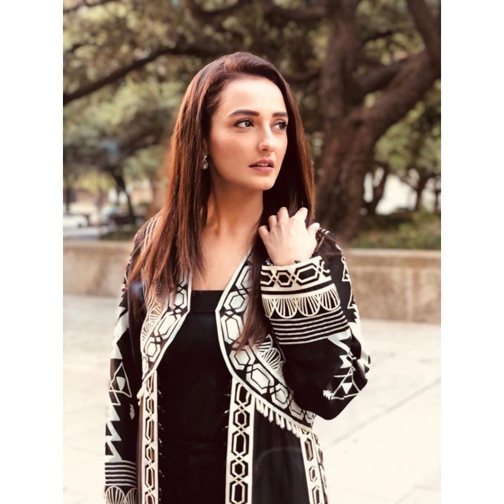 Latest Beautiful Pictures of Actress Moomal Sheikh | Reviewit.pk