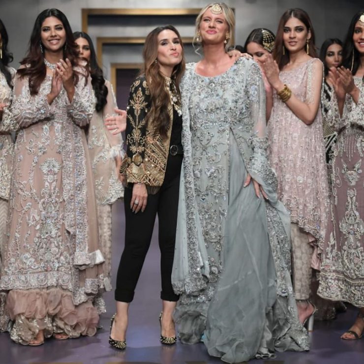 Public Reaction On Designer Saba Aslam's Fall On The Ramp | Reviewit.pk