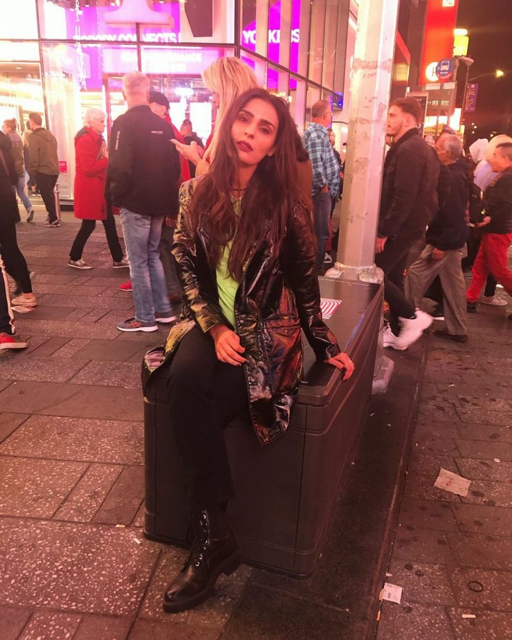Actress Sadia Ghaffar Latest Beautiful Clicks from USA | Reviewit.pk