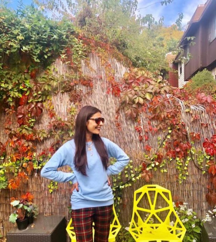 Actress Sadia Ghaffar Latest Beautiful Clicks from USA | Reviewit.pk