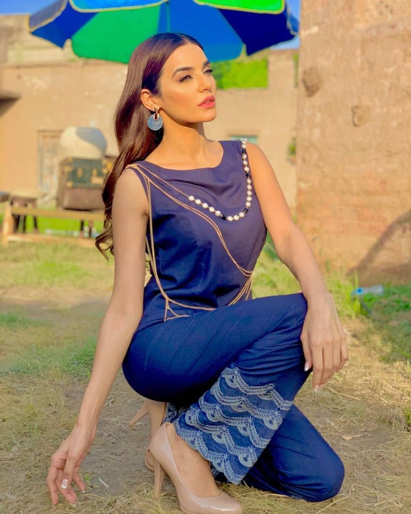 Beautiful Sadia Khan Celebrating her Birthday with Friends | Reviewit.pk