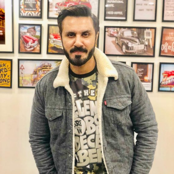 Rockstar Mustafa Zahid Enjoying Vacations In The Mountains | Reviewit.pk