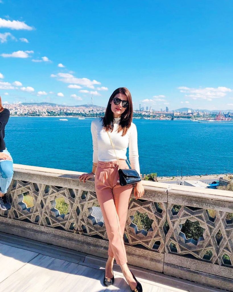Actress Amna Malik's Latest Beautiful Pictures From Istanbul Turkey ...