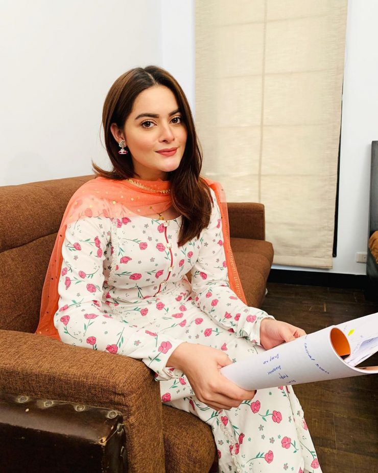 Gorgeous Minal Khan on the Sets of her Upcoming Drama | Reviewit.pk