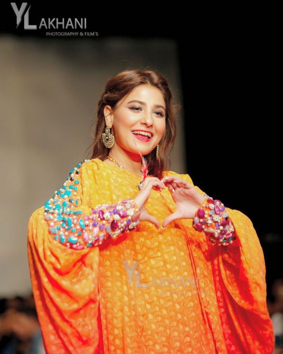 Hina Altaf Introduces Her New Car | Reviewit.pk