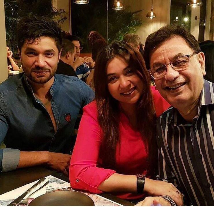 Beautiful Clicks of Singer Komal Rizvi with Family | Reviewit.pk