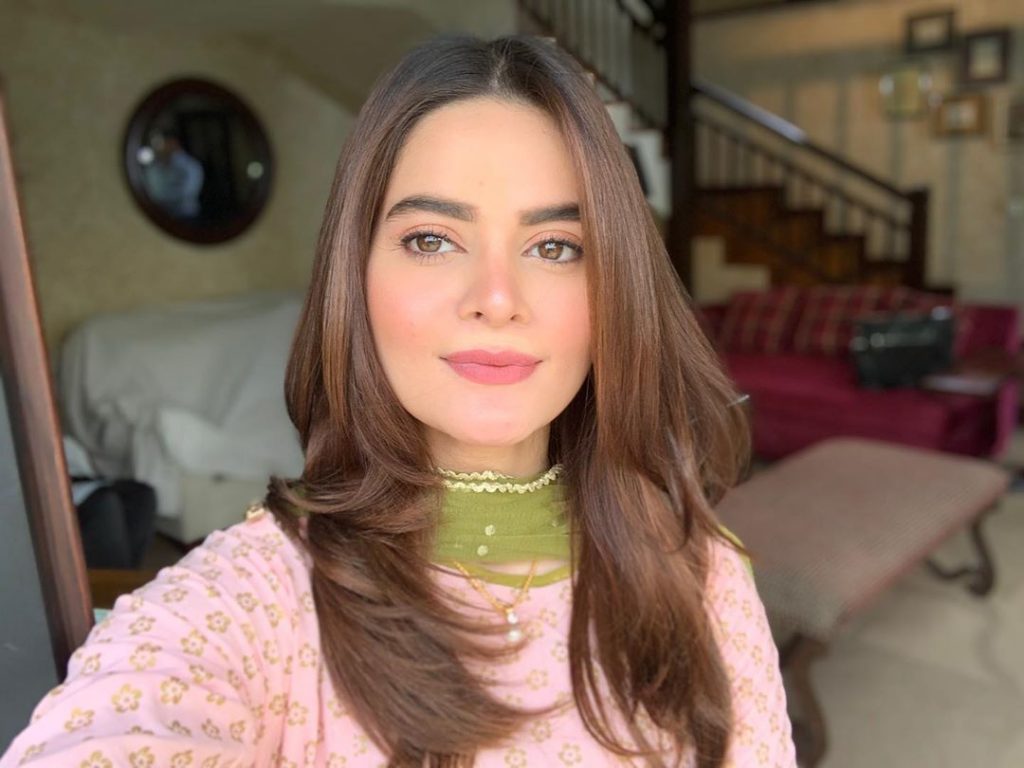 Gorgeous Minal Khan's Latest Beautiful Clicks | Reviewit.pk