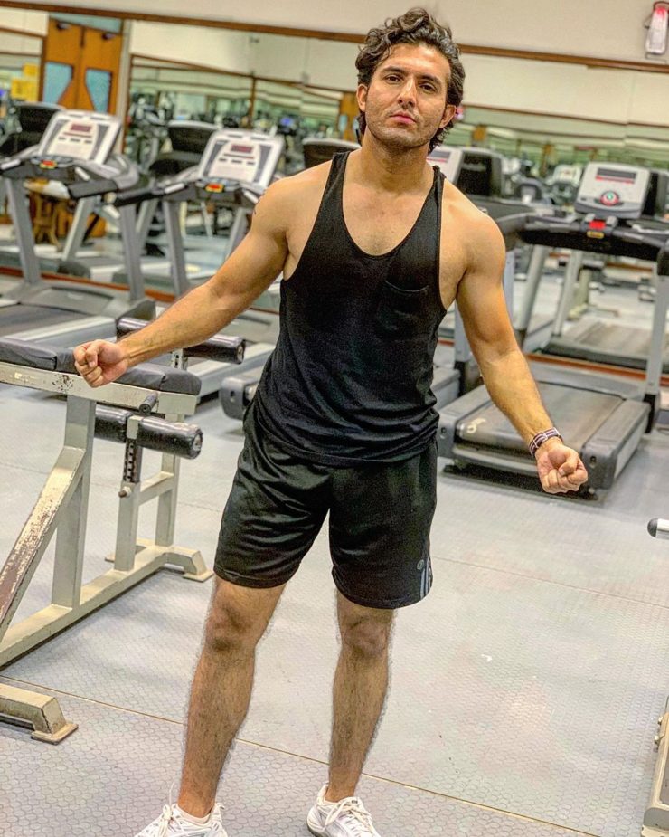 Shahroz Sabzwari signs his next film, Qulfee | Reviewit.pk