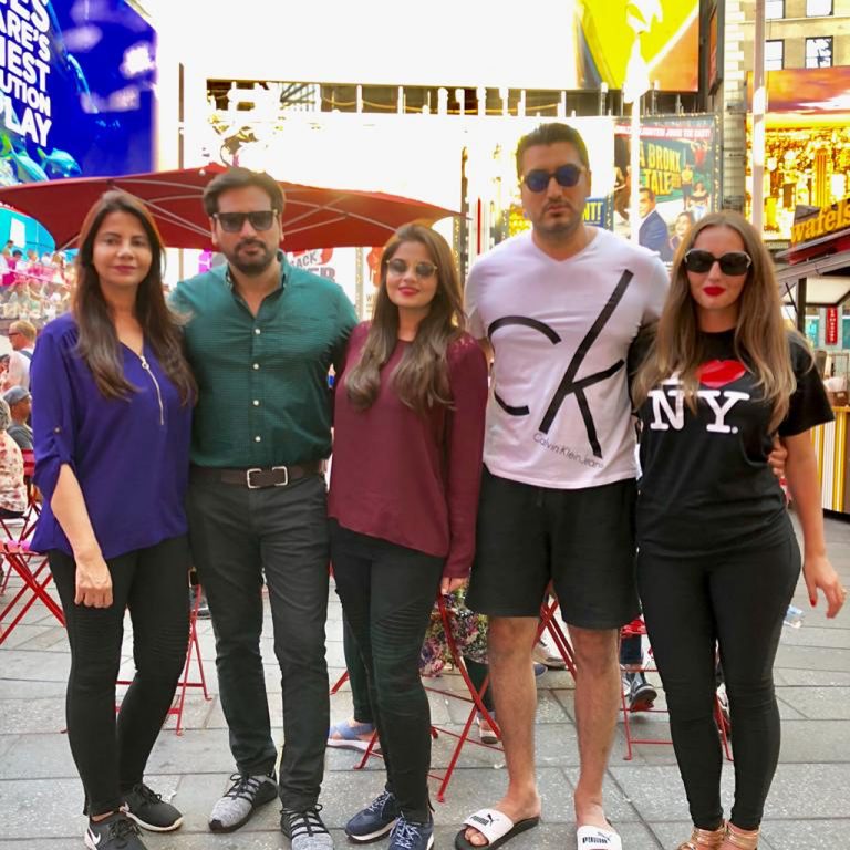 Humayun Saeed Wife Samina - 35 Romantic Pictures | Reviewit.pk