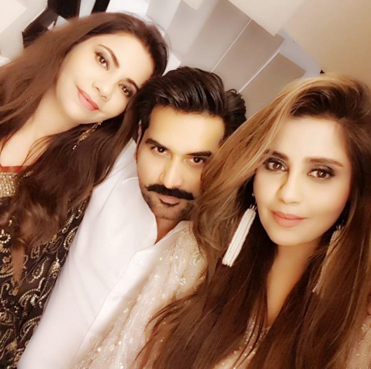 Humayun Saeed Wife Samina - 35 Romantic Pictures | Reviewit.pk