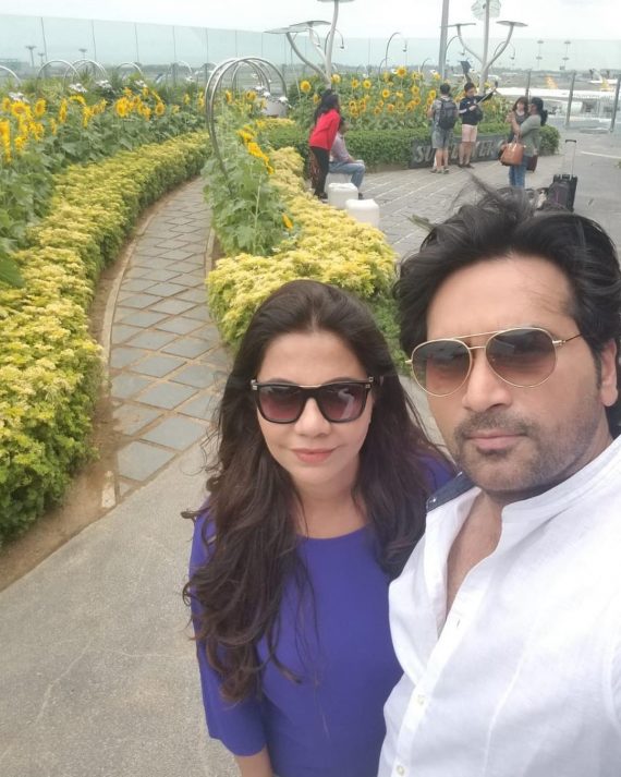 Humayun Saeed Wife Samina - 35 Romantic Pictures | Reviewit.pk