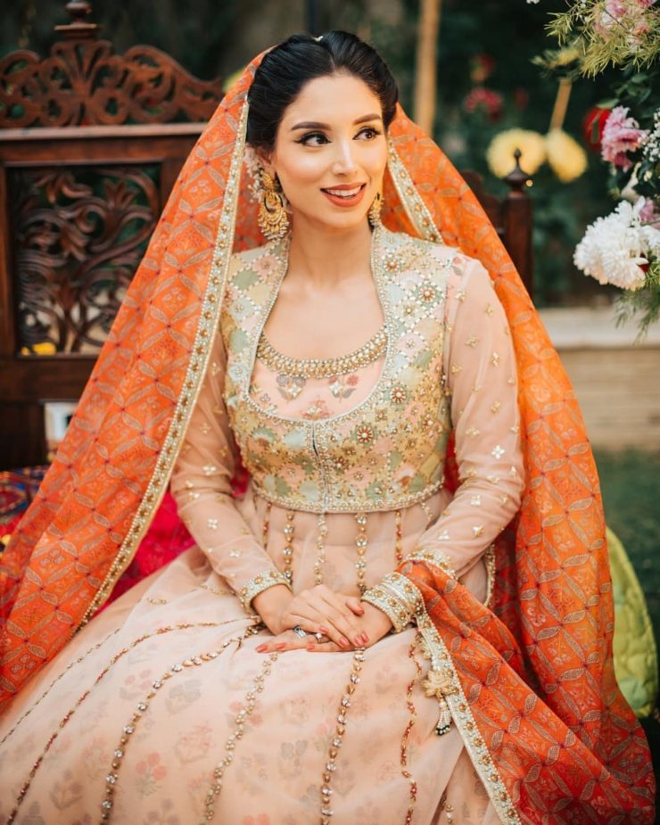 Sports Presenter Zainab Abbas Beautiful Mayun Pictures | Reviewit.pk