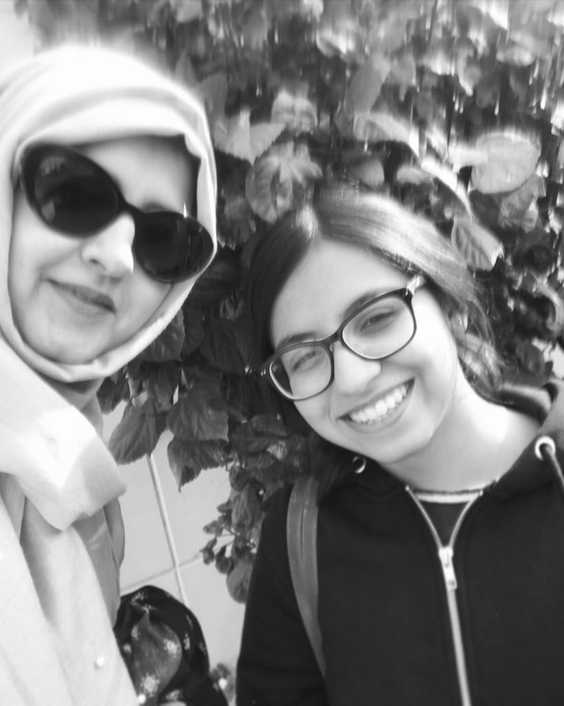 Latest Pictures of Bushra Aamir with her Daughter and Son | Reviewit.pk