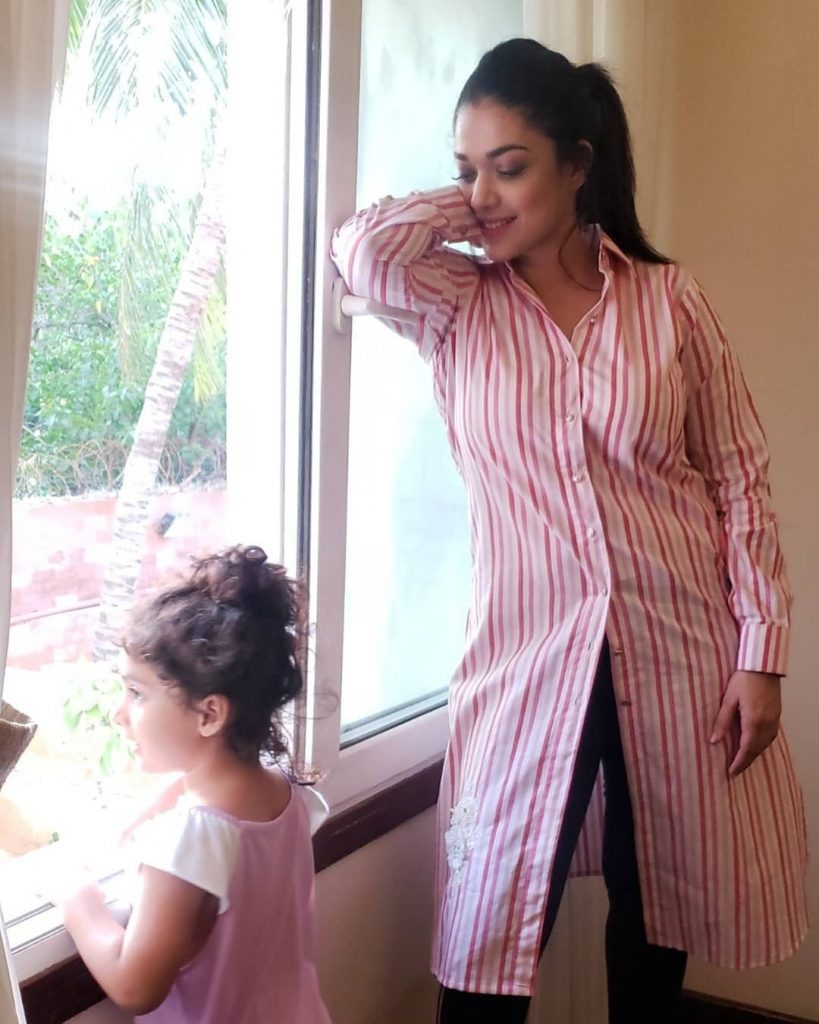 Cute Pictures Of Sanam Jung With Her Daughter Reviewit Pk