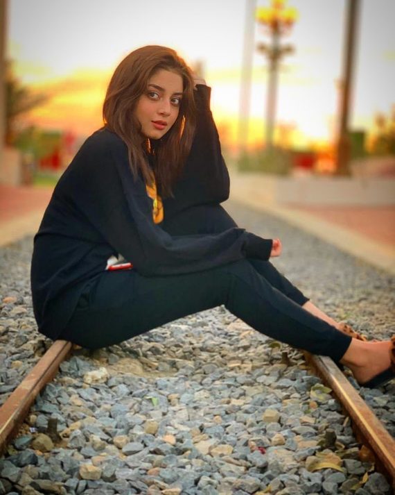 Gorgeous Actress Alizeh Shah's Latest Beautiful Clicks | Reviewit.pk
