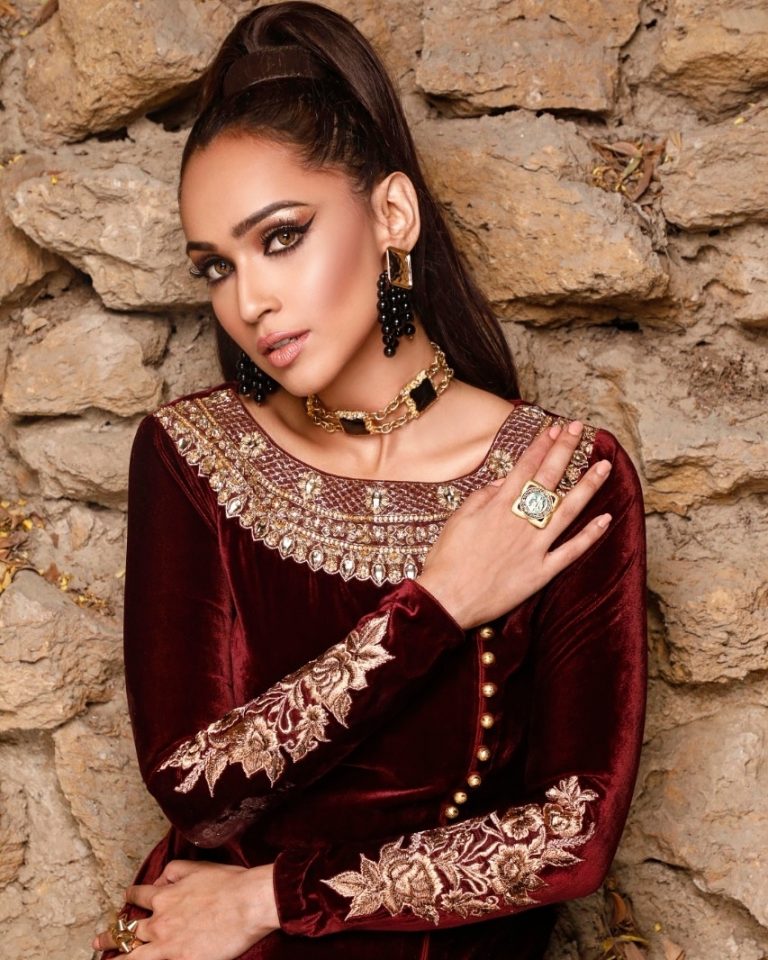 Faryal Mehmood Singing In Her Melodious Voice | Reviewit.pk