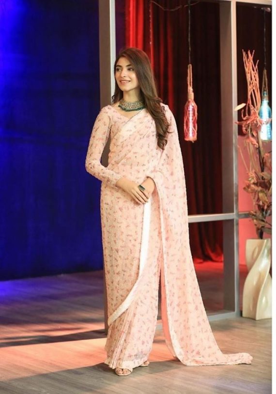 Kinza Hashmi looks stunning in this Beautiful Saree on the set of Bol ...