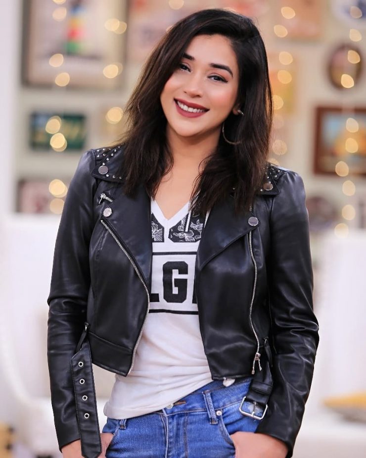 Komal Rizvi Beautiful Clicks from Nadia Yasir Morning Show | Reviewit.pk