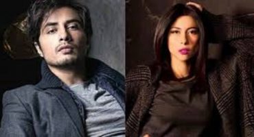 Hareem Shah Harassed At An Event | Reviewit.pk