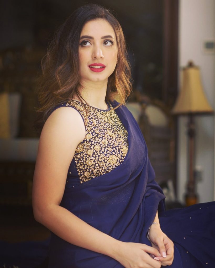 Latest Clicks of Beautiful Actress Komal Aziz | Reviewit.pk