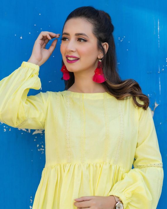 Latest Clicks of Beautiful Actress Komal Aziz | Reviewit.pk