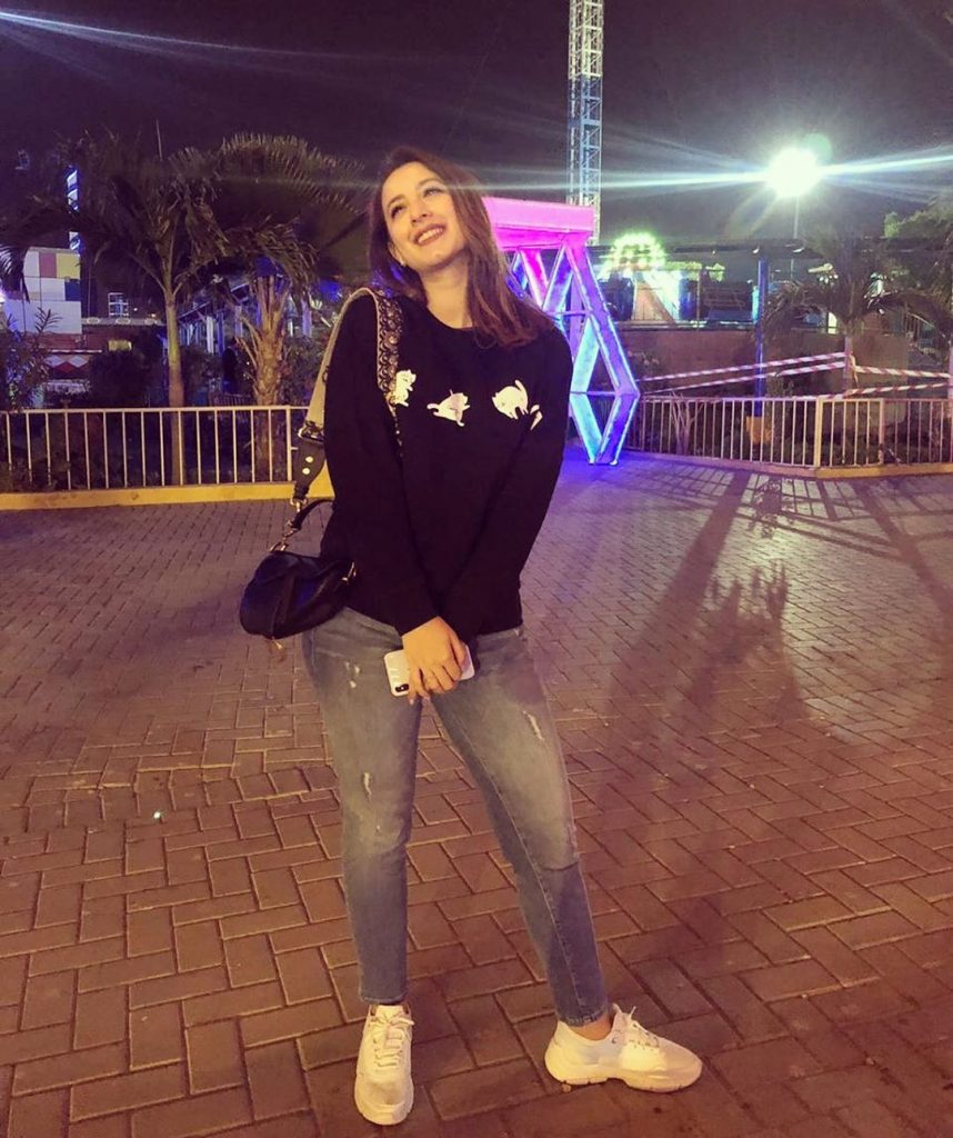 Latest Clicks of Beautiful Actress Komal Aziz | Reviewit.pk