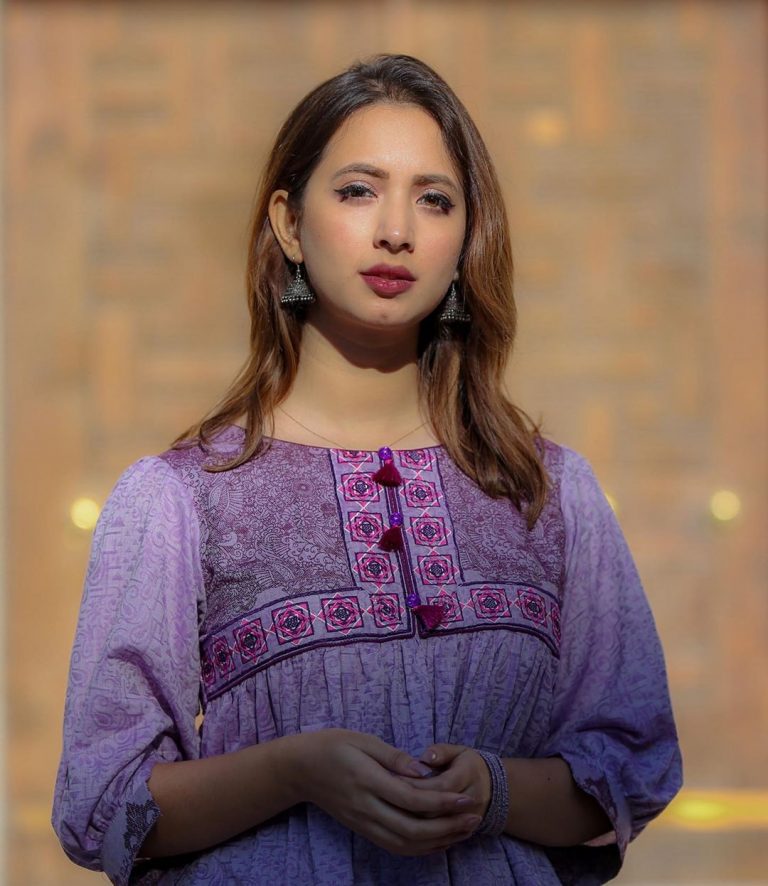 Latest Clicks of Beautiful Actress Komal Aziz | Reviewit.pk