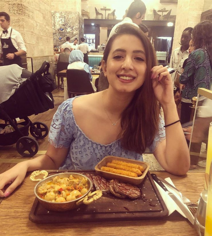 Latest Clicks of Beautiful Actress Komal Aziz | Reviewit.pk