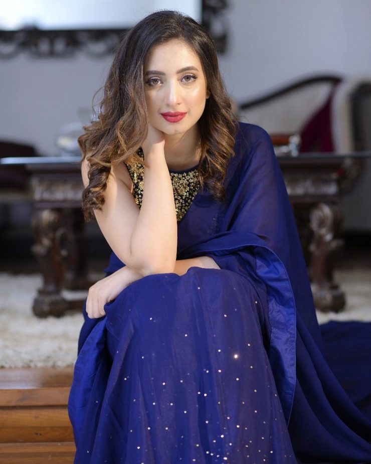 Latest Clicks of Beautiful Actress Komal Aziz | Reviewit.pk