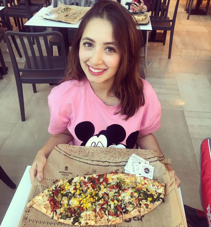 Latest Clicks of Beautiful Actress Komal Aziz | Reviewit.pk