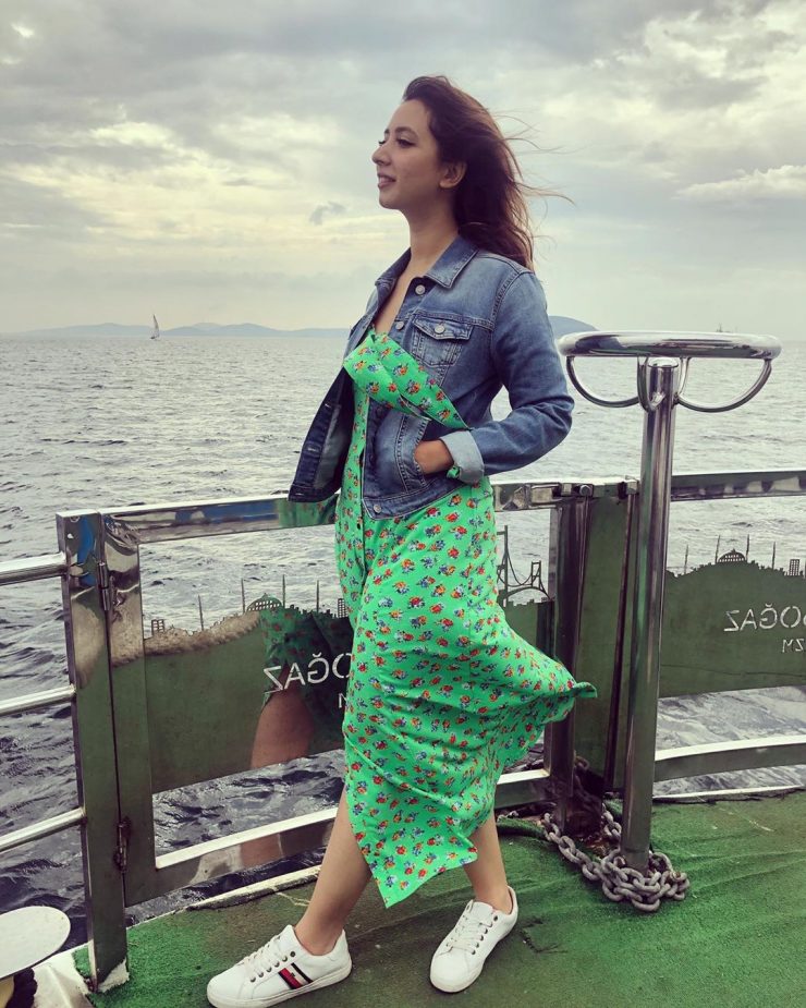 Latest Clicks of Beautiful Actress Komal Aziz | Reviewit.pk