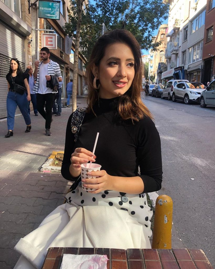 Latest Clicks of Beautiful Actress Komal Aziz | Reviewit.pk