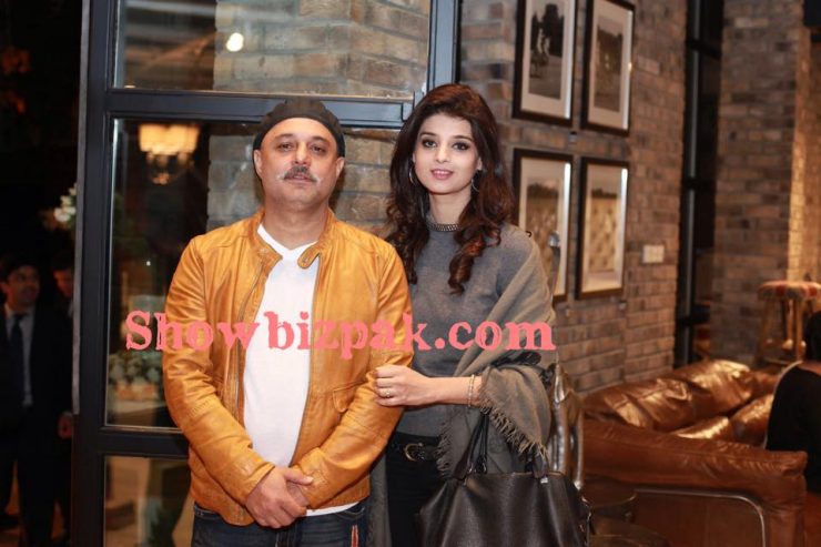 Beautiful Pictures of Singer Ali Azmat With His Wife and Kids | Reviewit.pk