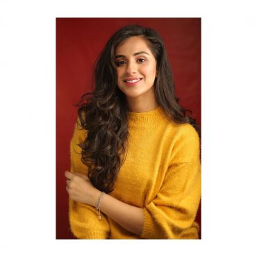 Maham Amir Looks Adorable In Her Latest Pictures | Reviewit.pk