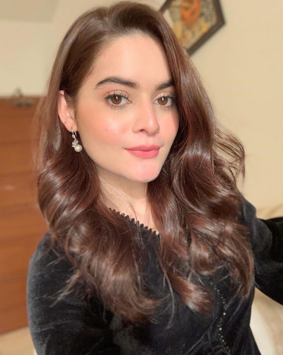 Beautiful Actress Minal Khan's Latest Clicks | Reviewit.pk