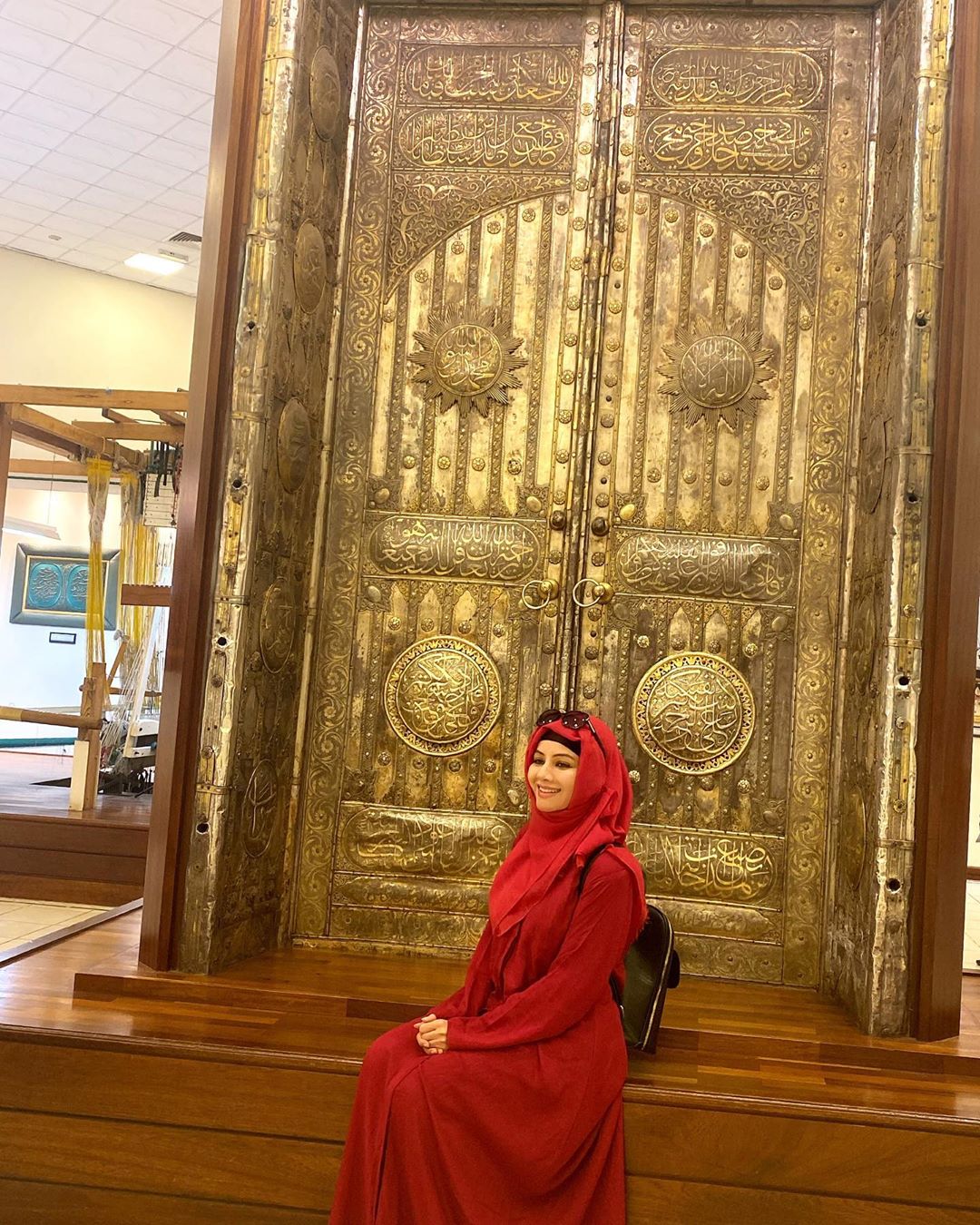Rabi Pirzada Shares Selfie From Umrah Trip | Reviewit.pk