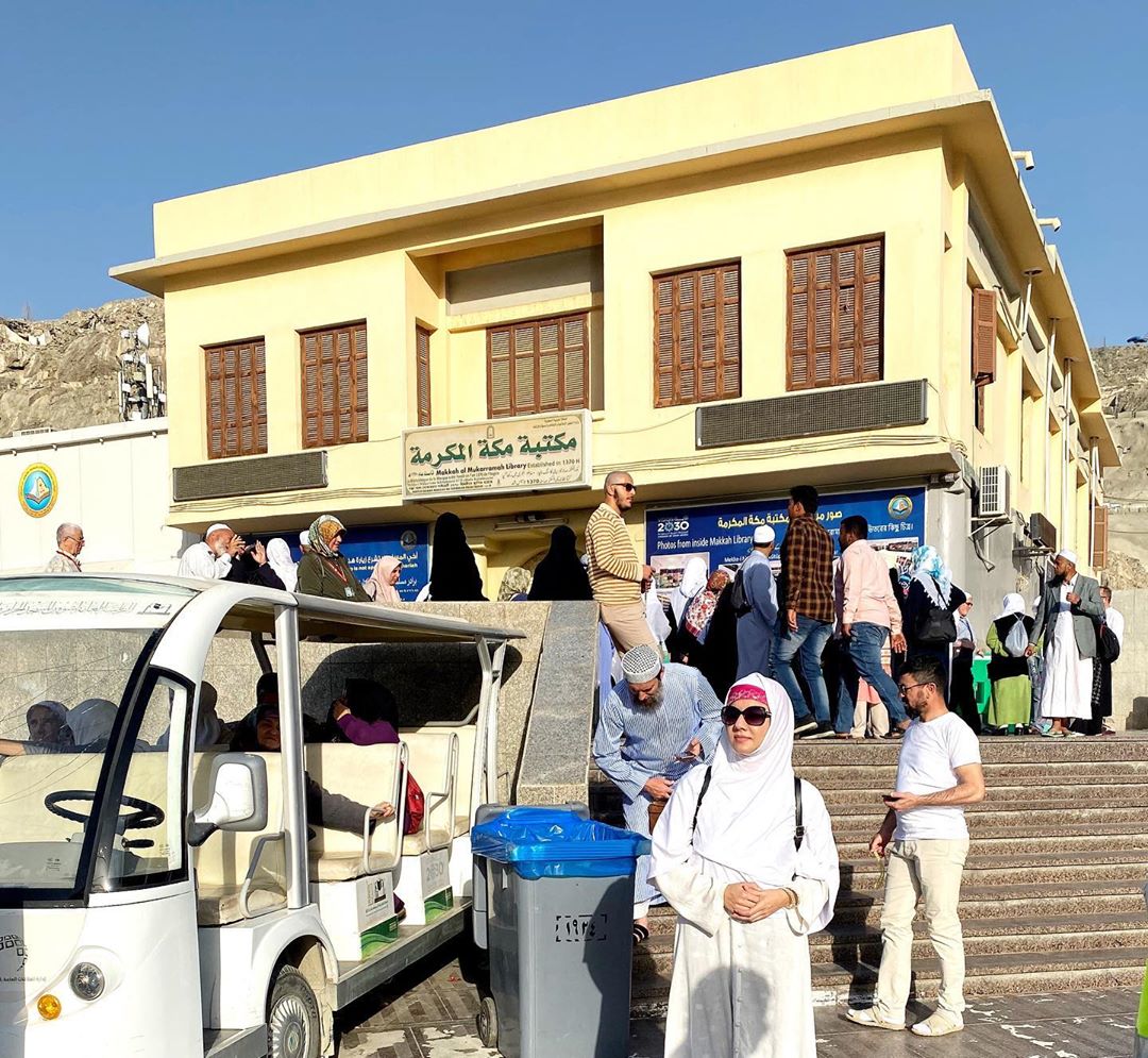 Rabi Pirzada Shares Selfie From Umrah Trip | Reviewit.pk