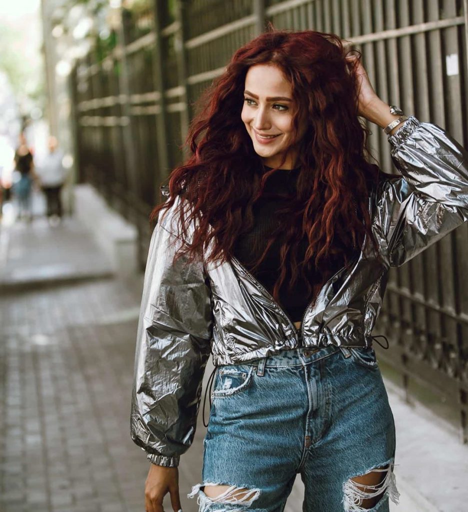 Talented Actress Zarish Khan's Latest Photo Shoot | Reviewit.pk