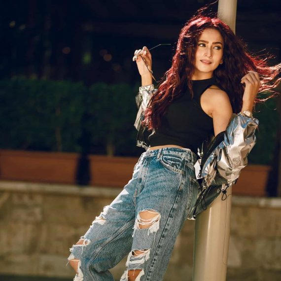 Talented Actress Zarish Khan's Latest Photo Shoot | Reviewit.pk